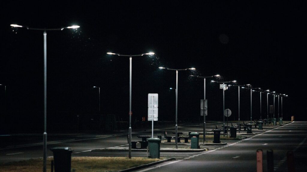 How Do Street Lights Know When To Turn On And Off?